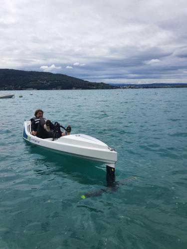 Annecy : J’ai testé le JetCycle, nouveau pédalo volant high tech - Le ...