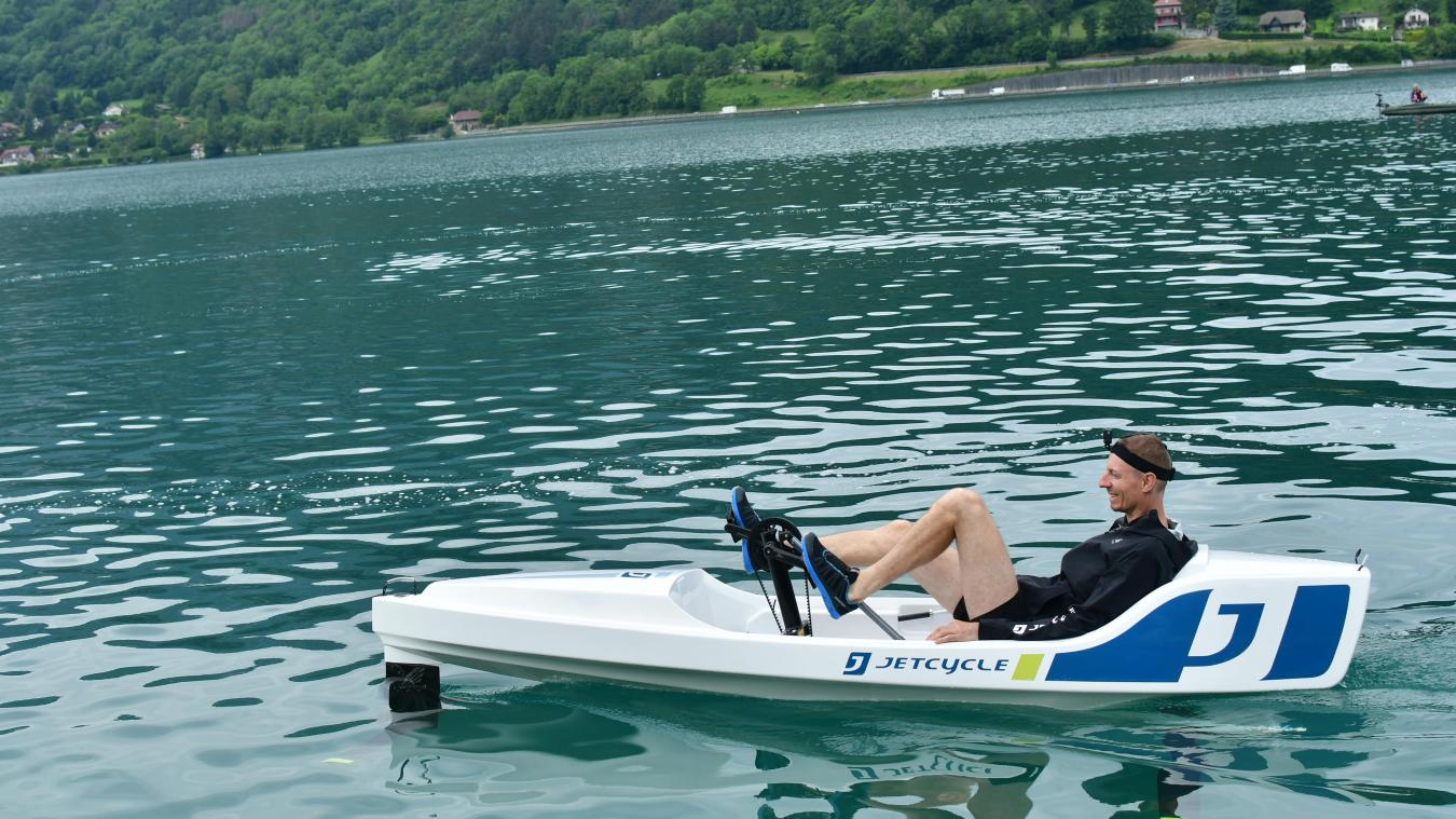 Annecy: découvrez le JetCycle, sorte de pédalo volant local qui veut ...