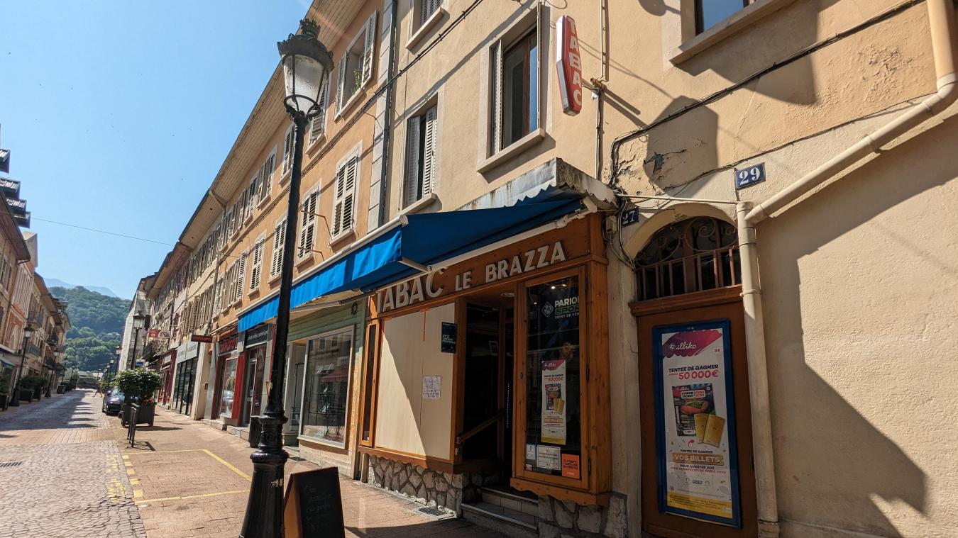 Albertville : la vitrine a été vandalisée mais le Brazza est ouvert ! - Le Messager