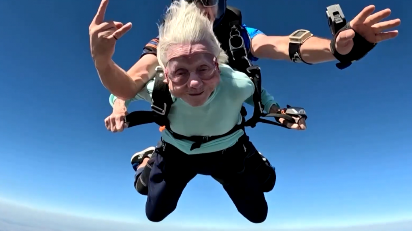 À 104 ans, elle saute en parachute à plus de 4000 mètres d’altitude ...