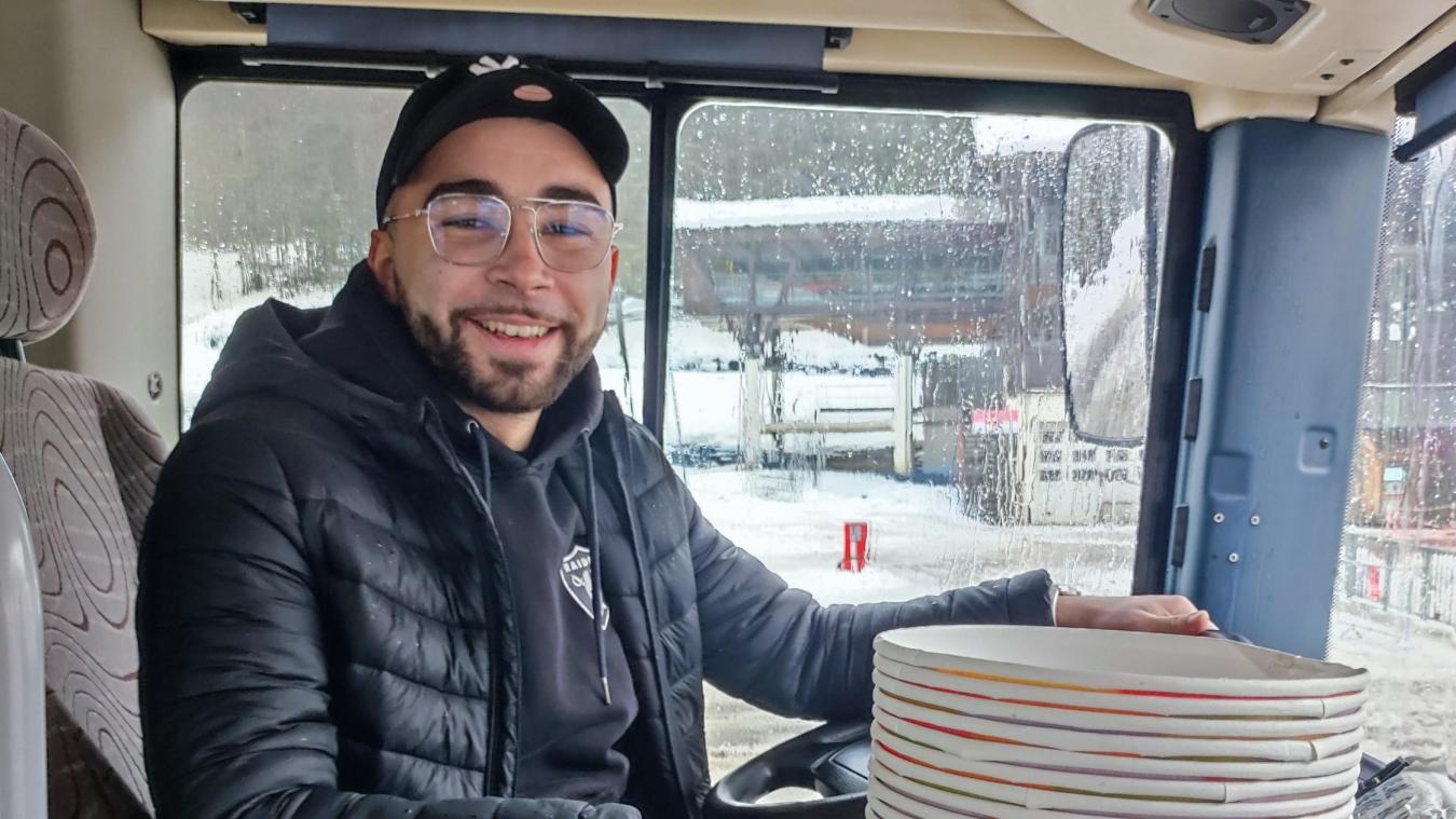 Jérémy Faria aux commandes du Happy Hours Bar bus - Le Messager