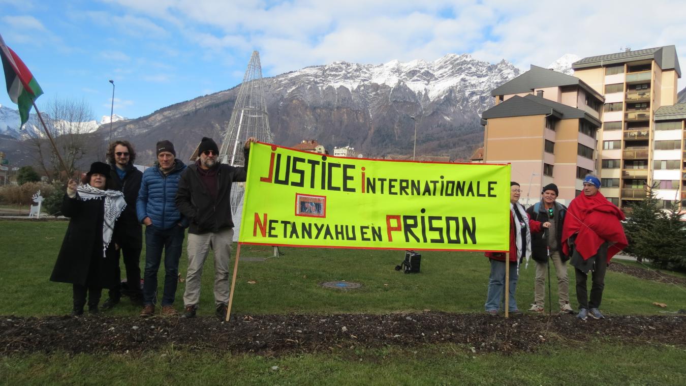 Ugine : pour la paix en Palestine, une action engagée au giratoire des ...