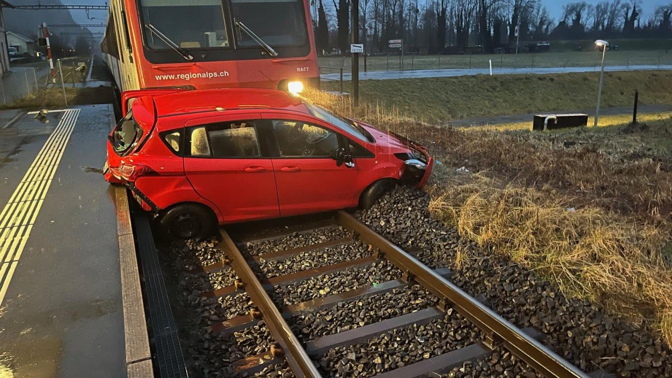 Une automobiliste de 78 ans échappe à une collision avec un train à Vouvry - La Tribune Republicaine