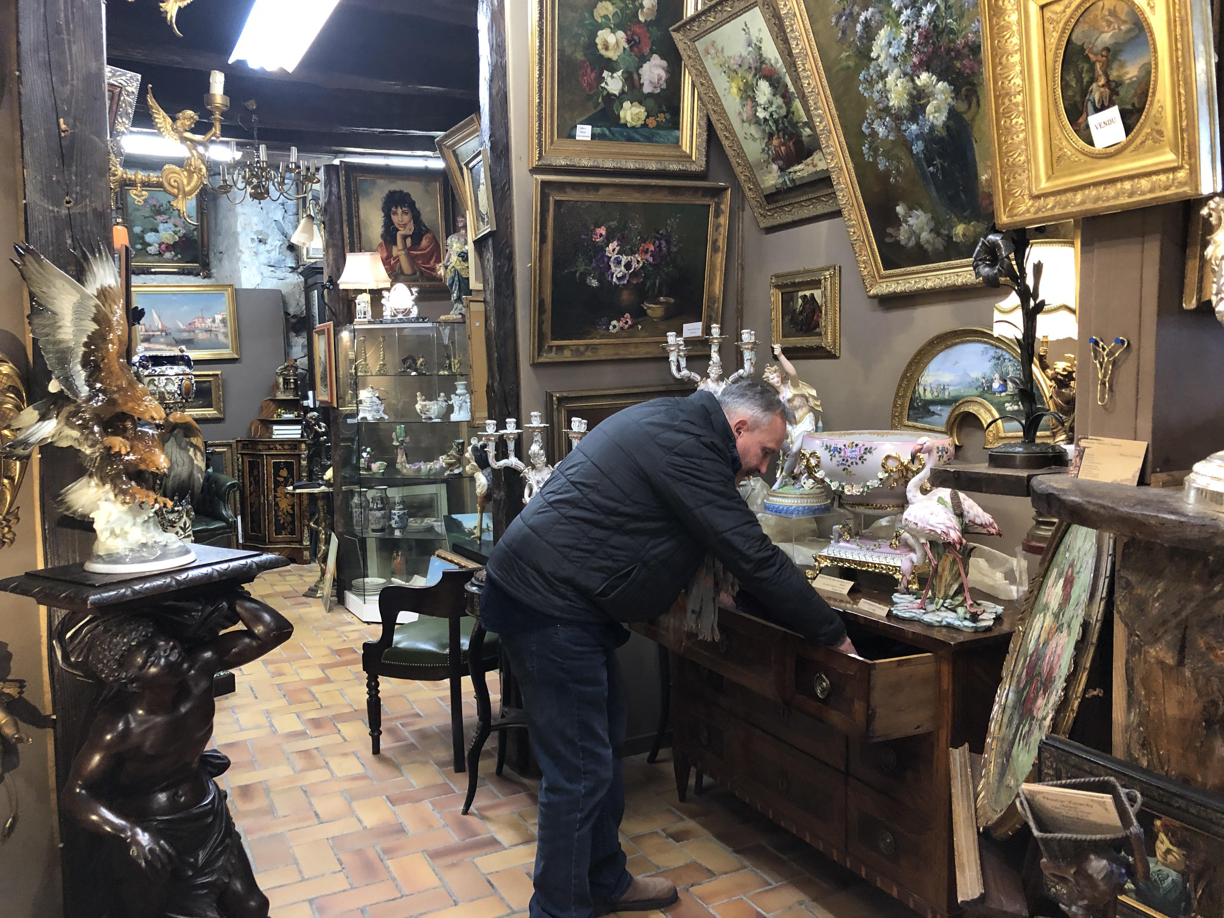 Evian. Chiner, vendre et restaurer: la vie «exaltante» de l’antiquaire ...