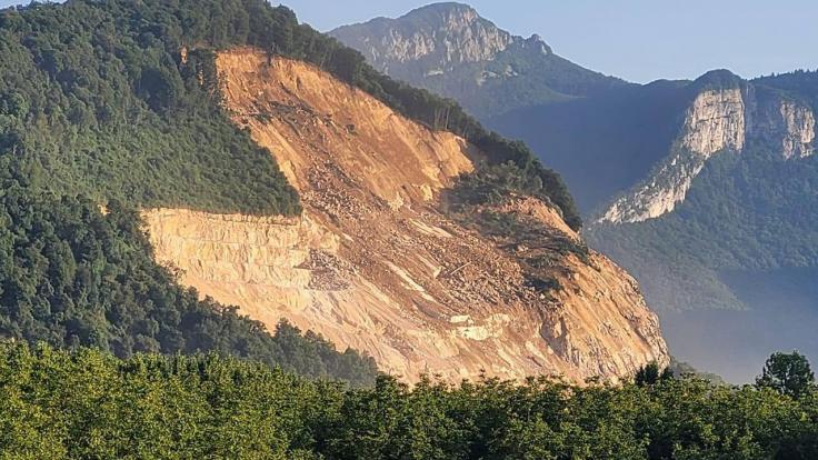 Isère : un gigantesque éboulement recouvre une route départementale ...