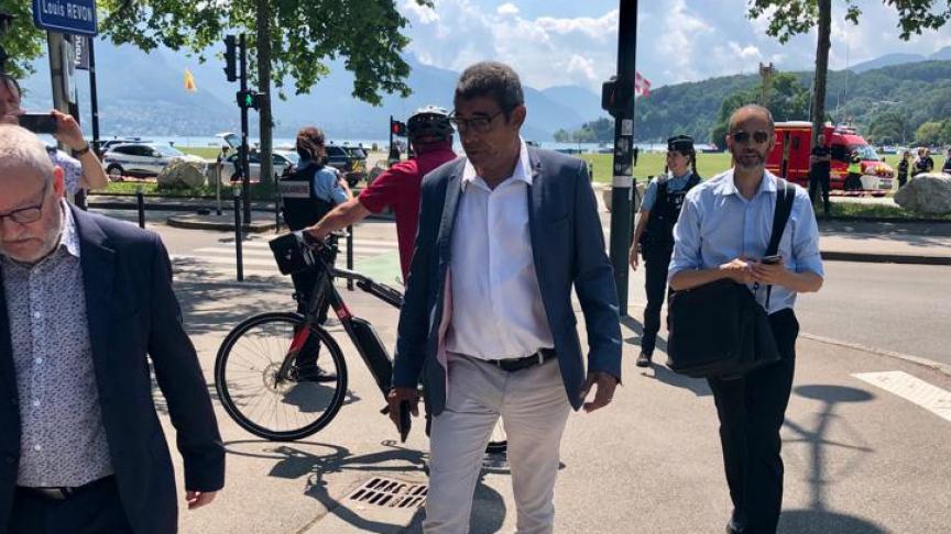 Attaque au couteau d’Annecy : le maire François Astorg porte plainte ...