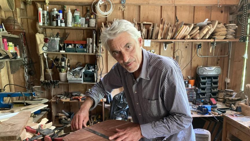 Sciez : dans son atelier en lisière de forêt, il sublime le bois pour en faire des objets au ...