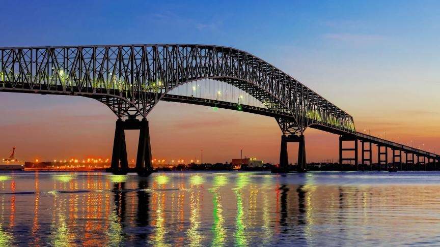 Effroi aux États-Unis : percuté par un cargo, un pont s’effondre ...