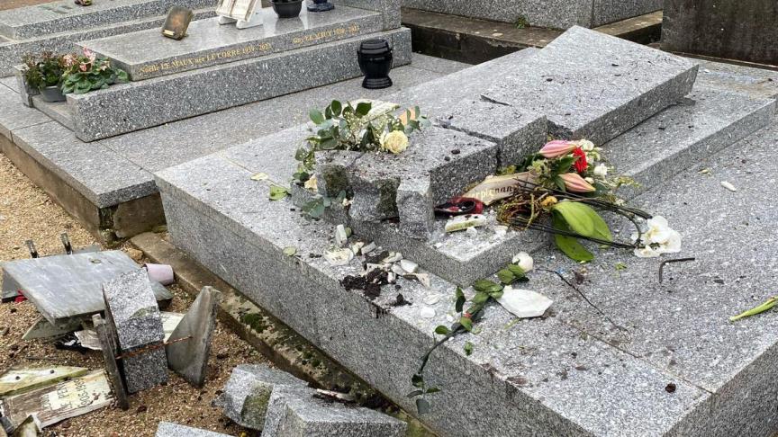 La tombe de Jean-Marie Le Pen, fondateur du Rassemblement national vandalisée « à coups de ...